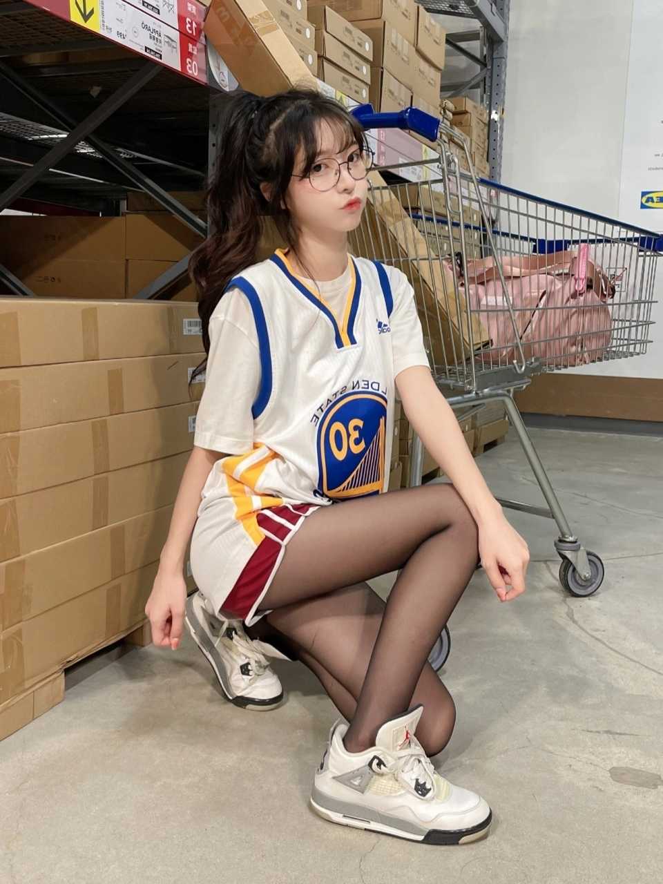 日本女优山中知恵户外大秀丰满身材-mm171美女图片