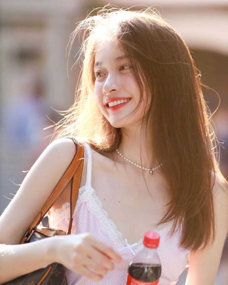 短发美女Piyachat Kongkarat性感私房照酥胸诱惑-mm171美女图片