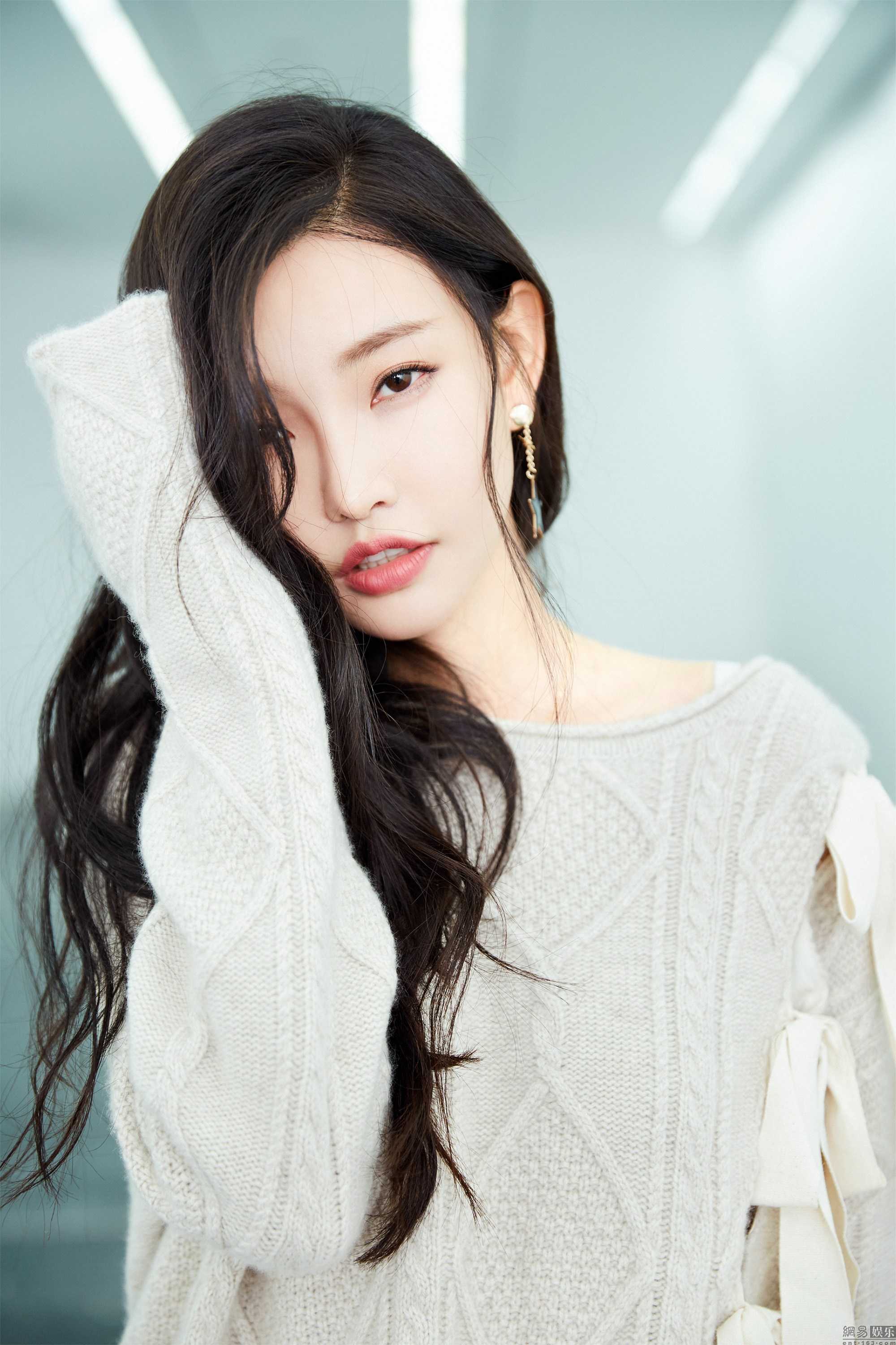 唯美迷人的性感女神展示落肩针织连衣裙魅力系列5高清写真图片-mm171美女图片